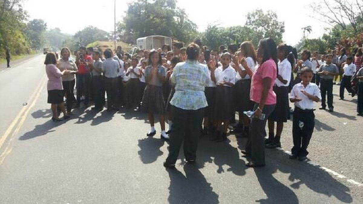 Cansados de robos, estudiantes de escuela en Colón piden seguridad