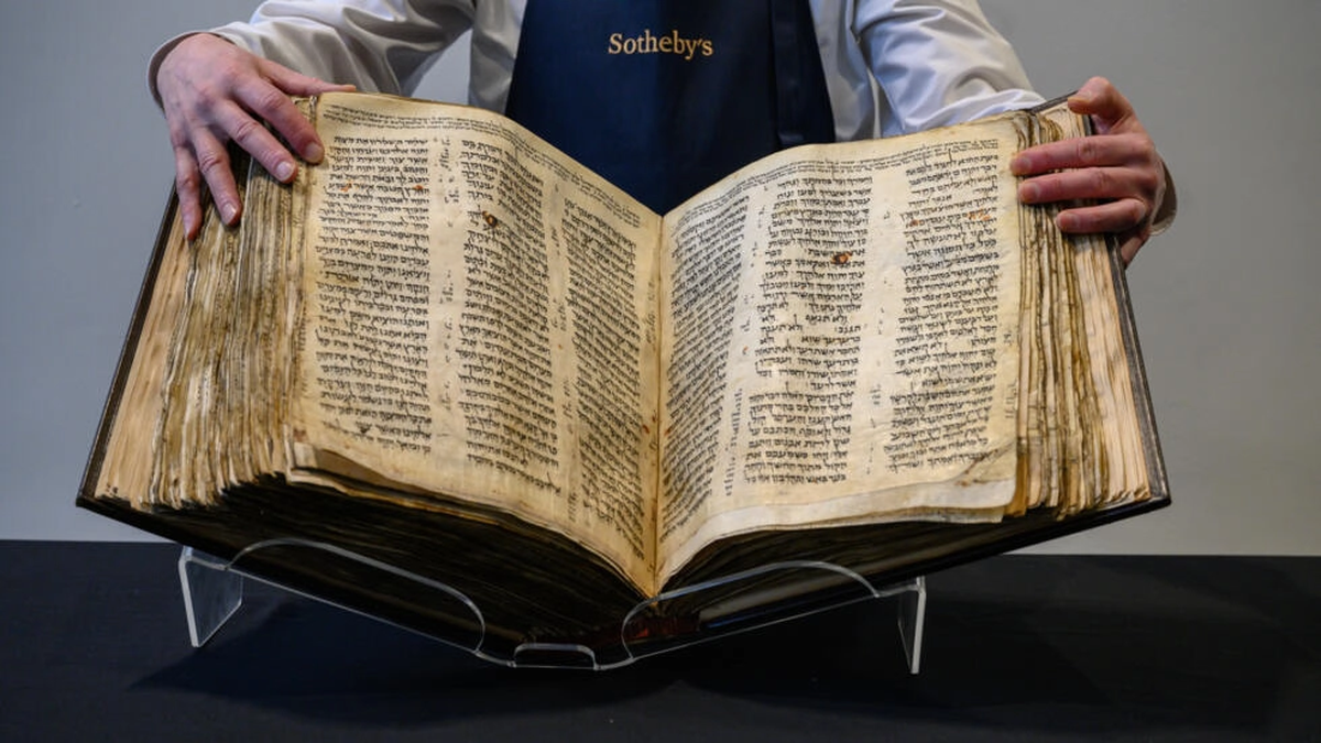 La más antigua biblia hebrea será subastada por millones de dólares ...