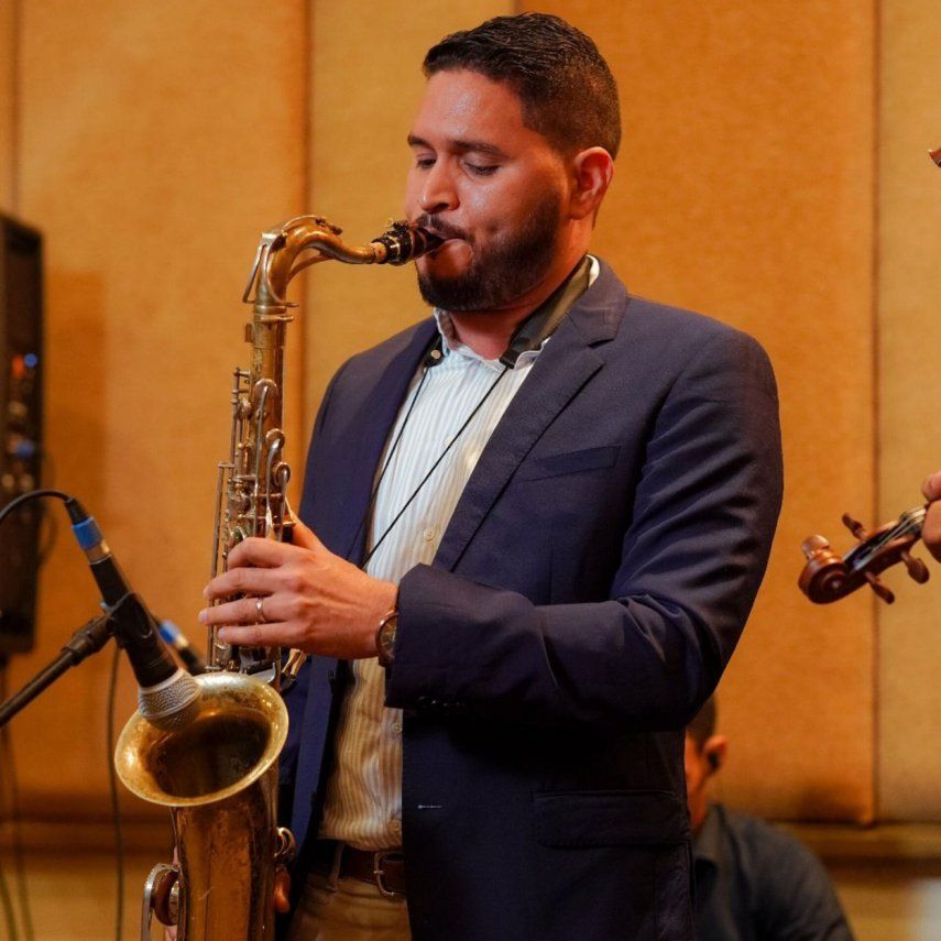 Víctor Ballesteros cautiva con homenaje a Sandra Sandoval en su primer ...