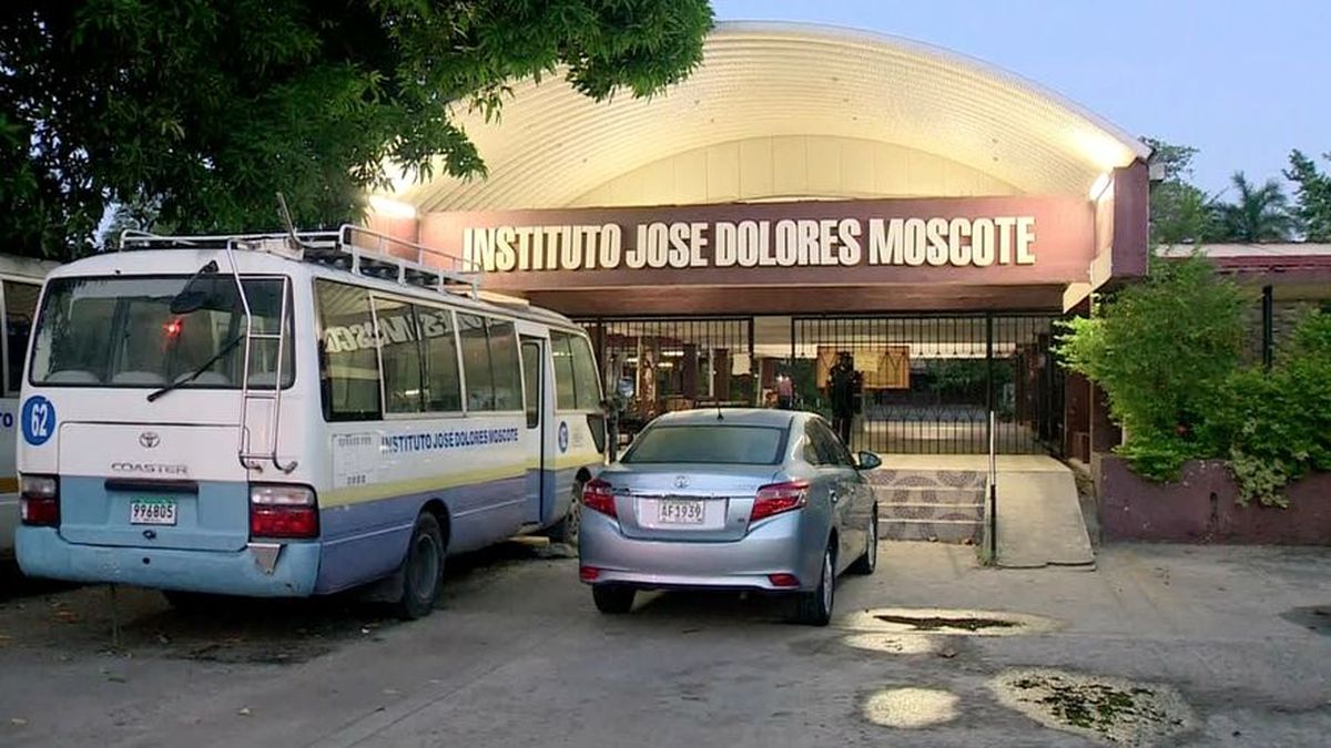 Ministra de Educación visita el José Dolores Moscote para buscar ...