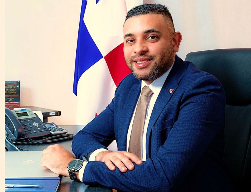 Designan a Héctor Sambrano como director encargado del Ifarhu, mientras ...