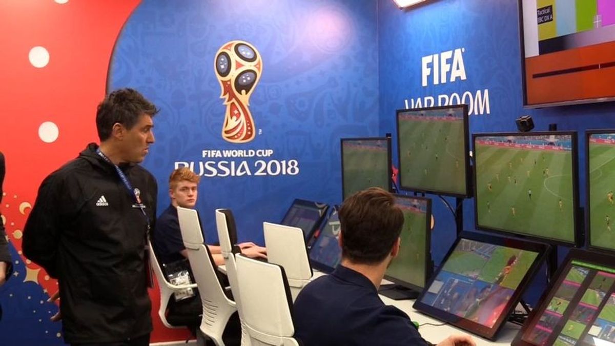 La FIFA muestra la sala de operaciones del VAR