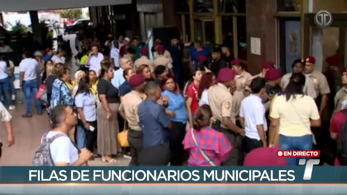 Funcionarios continúan haciendo largas filas en la Alcaldía de Panamá ...