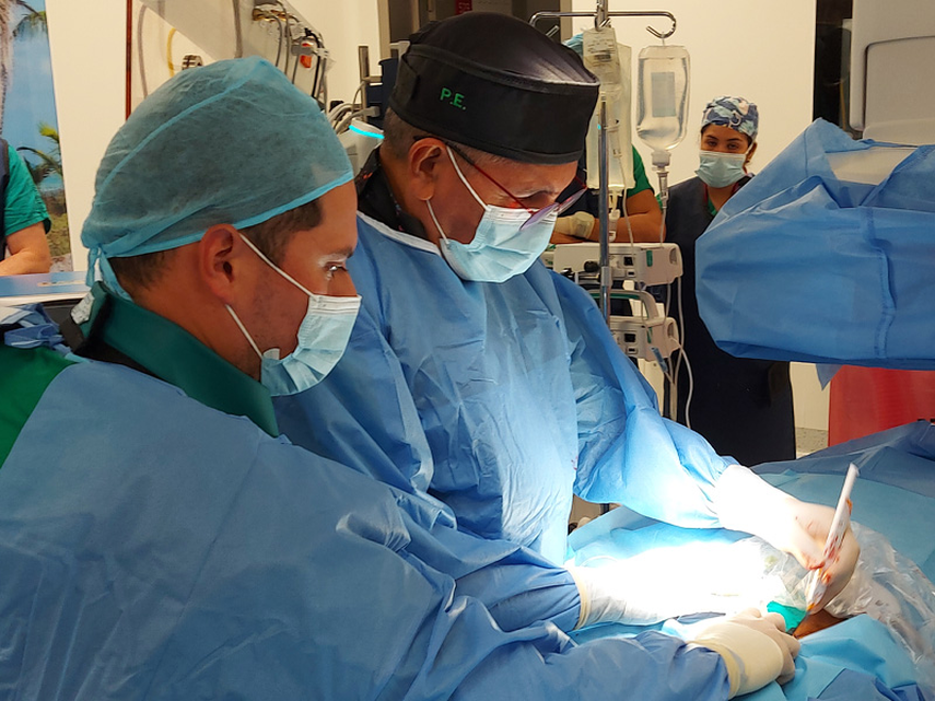 Médicos panameños realizan el primer implante en Centroamérica de ...