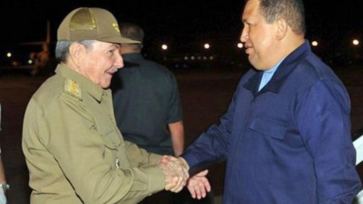 Raúl Castro recibió a Chávez en Cuba para iniciar radioterapia