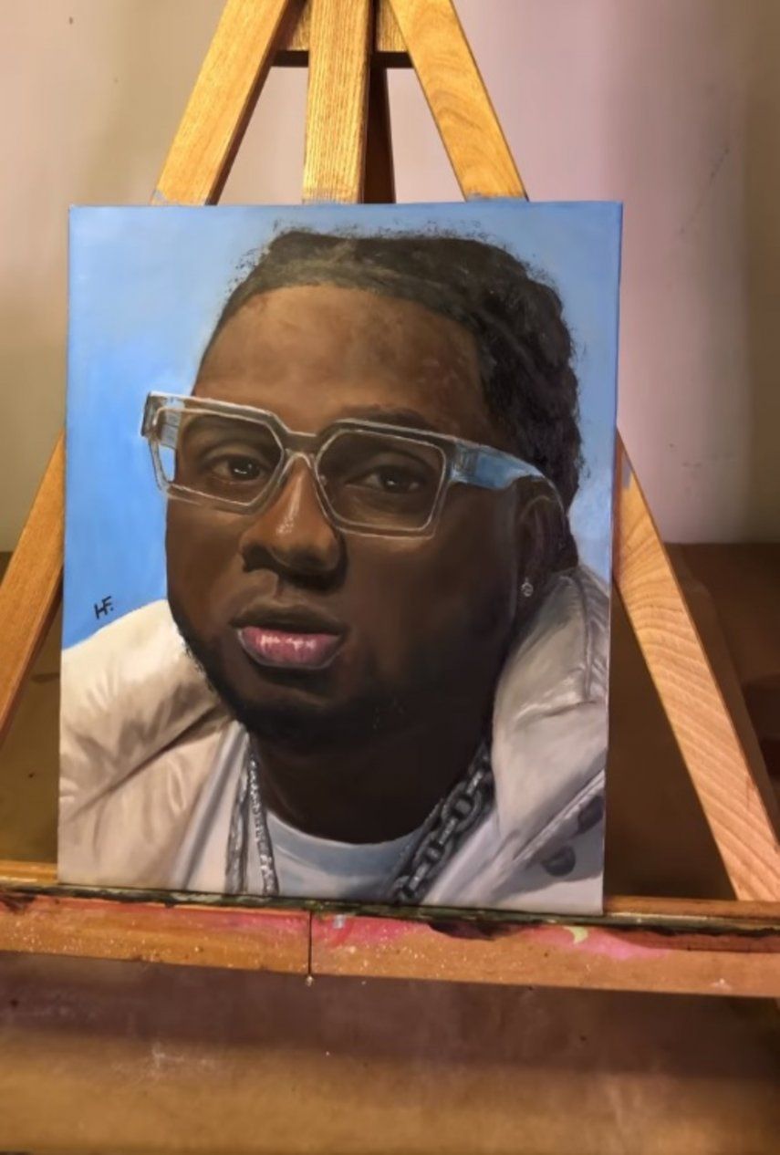 Joven le rinde honor a Akim dibujando su rostro