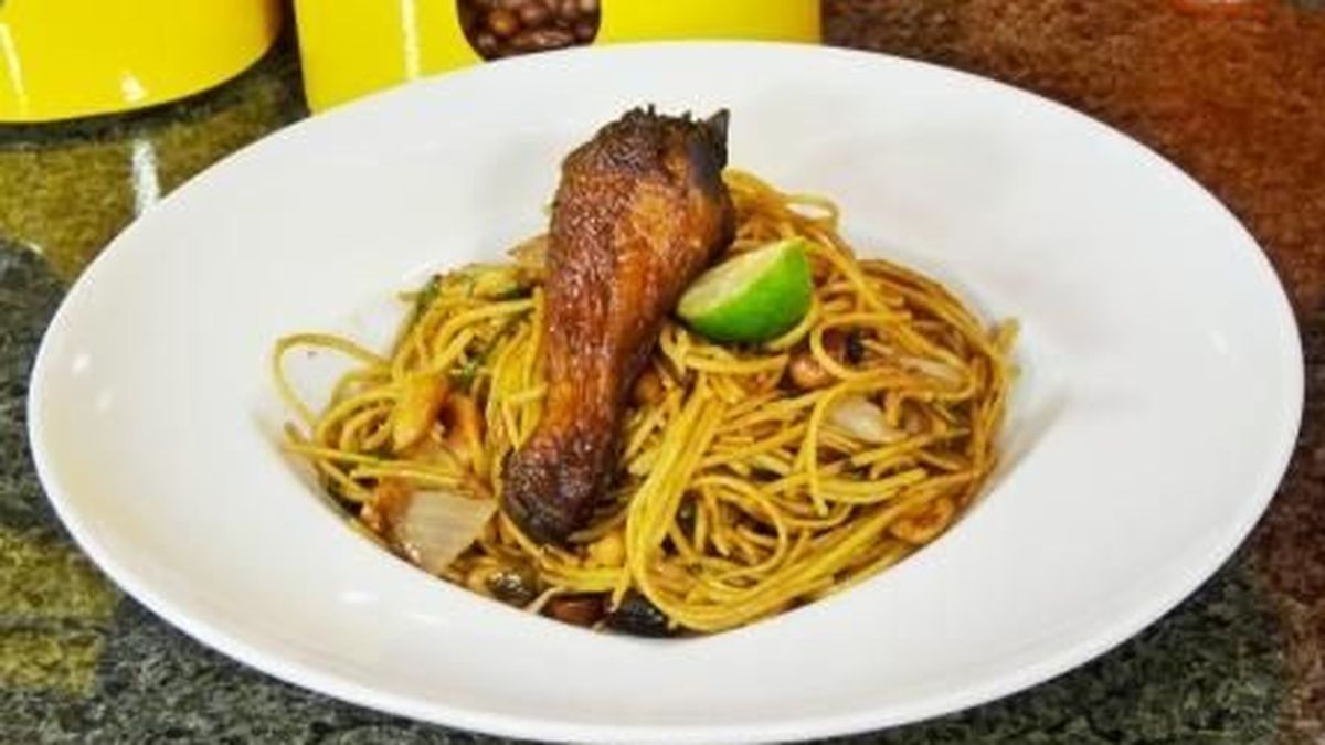 Chow mein en salsa de jengibre y maní