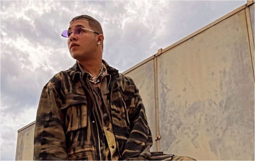 Boza muestra parte de su trabajo en el estudio con Faster