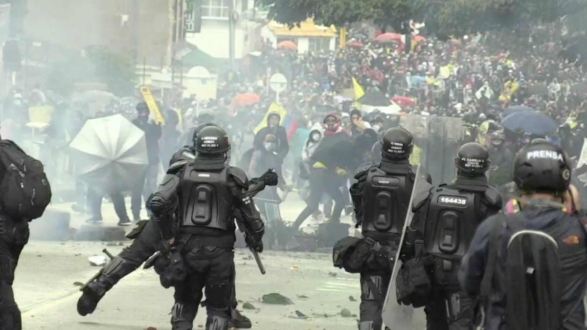 Cerca de 17 muertos y 800 heridos en disturbios en Colombia