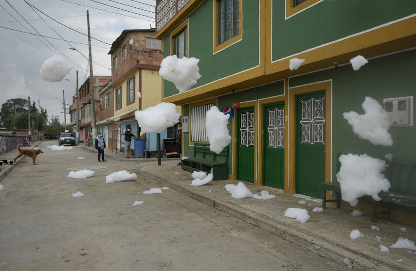 Espuma de río contaminado vuela por un barrio de Colombia